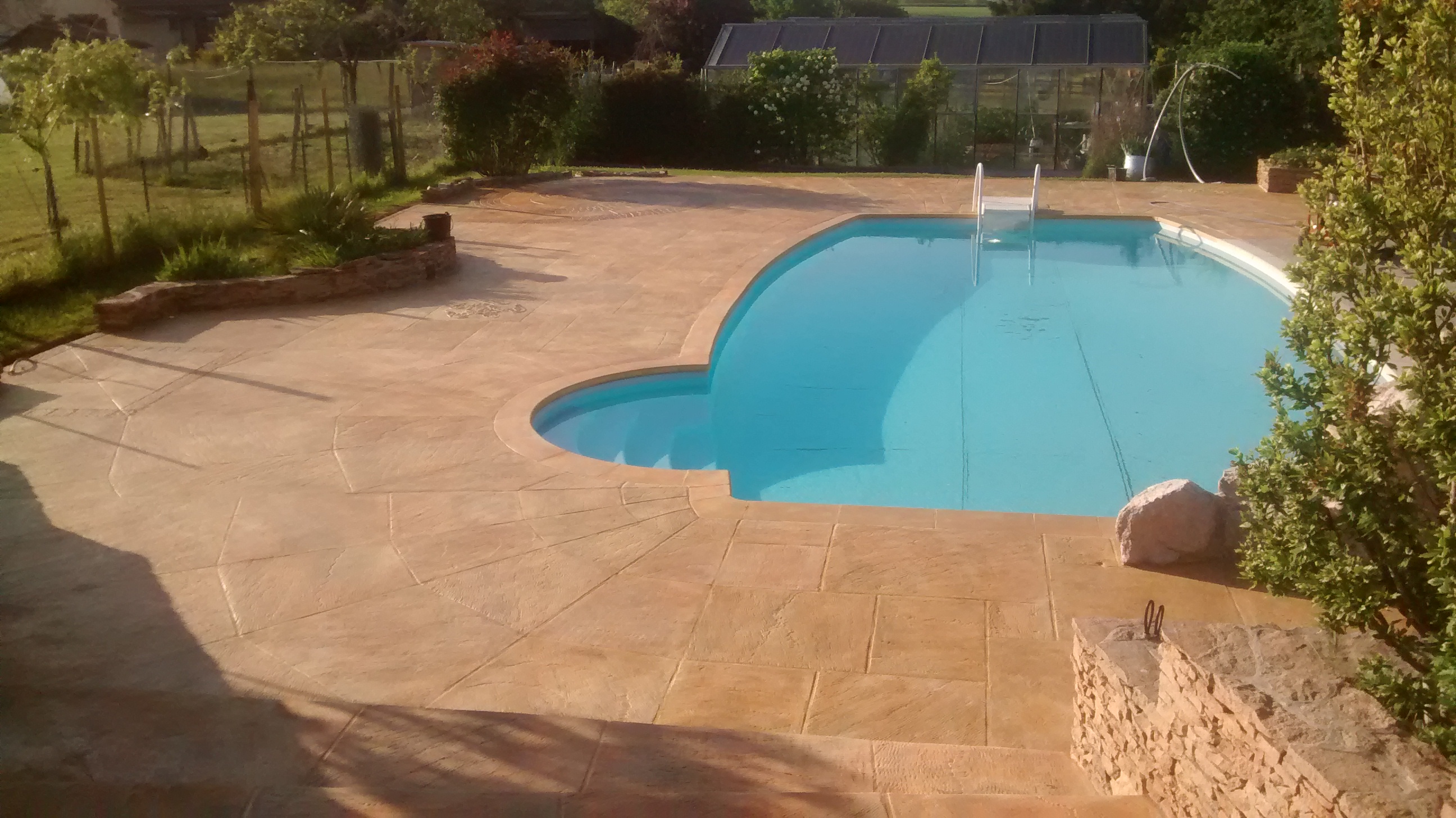 mur en pierre et terrasse bievre isere – Decoration en imitation pierre ...